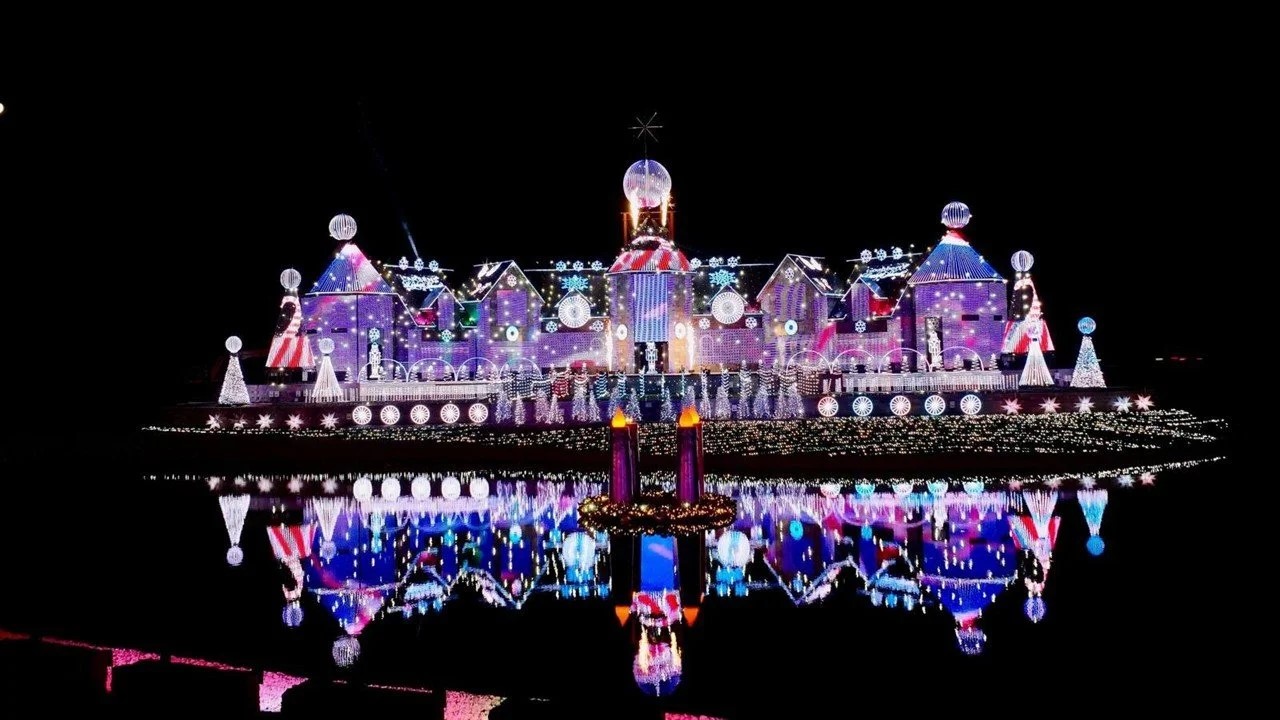 Brightest Holiday Light Displays in the Elgin Area You Can't Miss